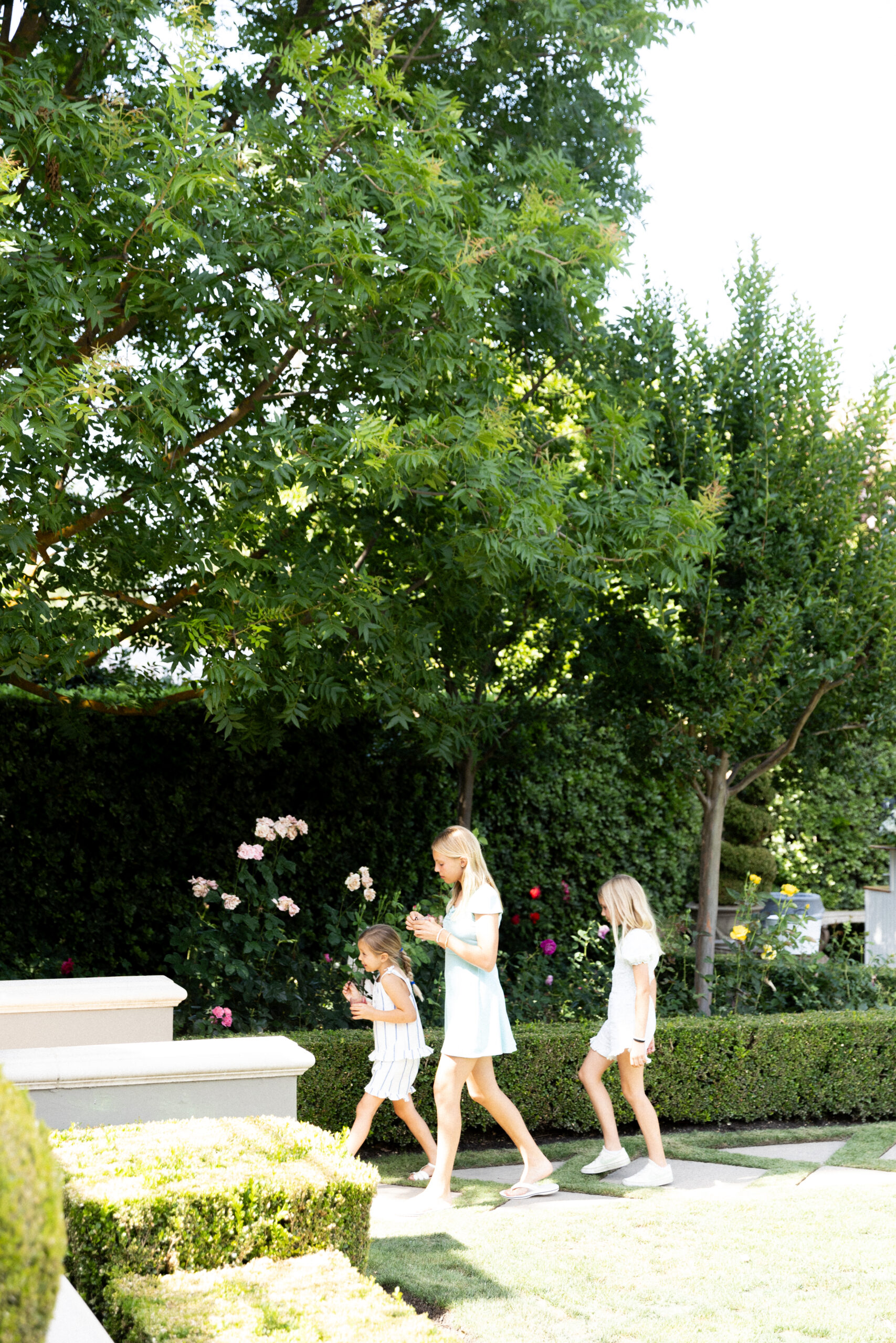 Black and White Bridgerton Inspired Graduation Party | easyylivin.com