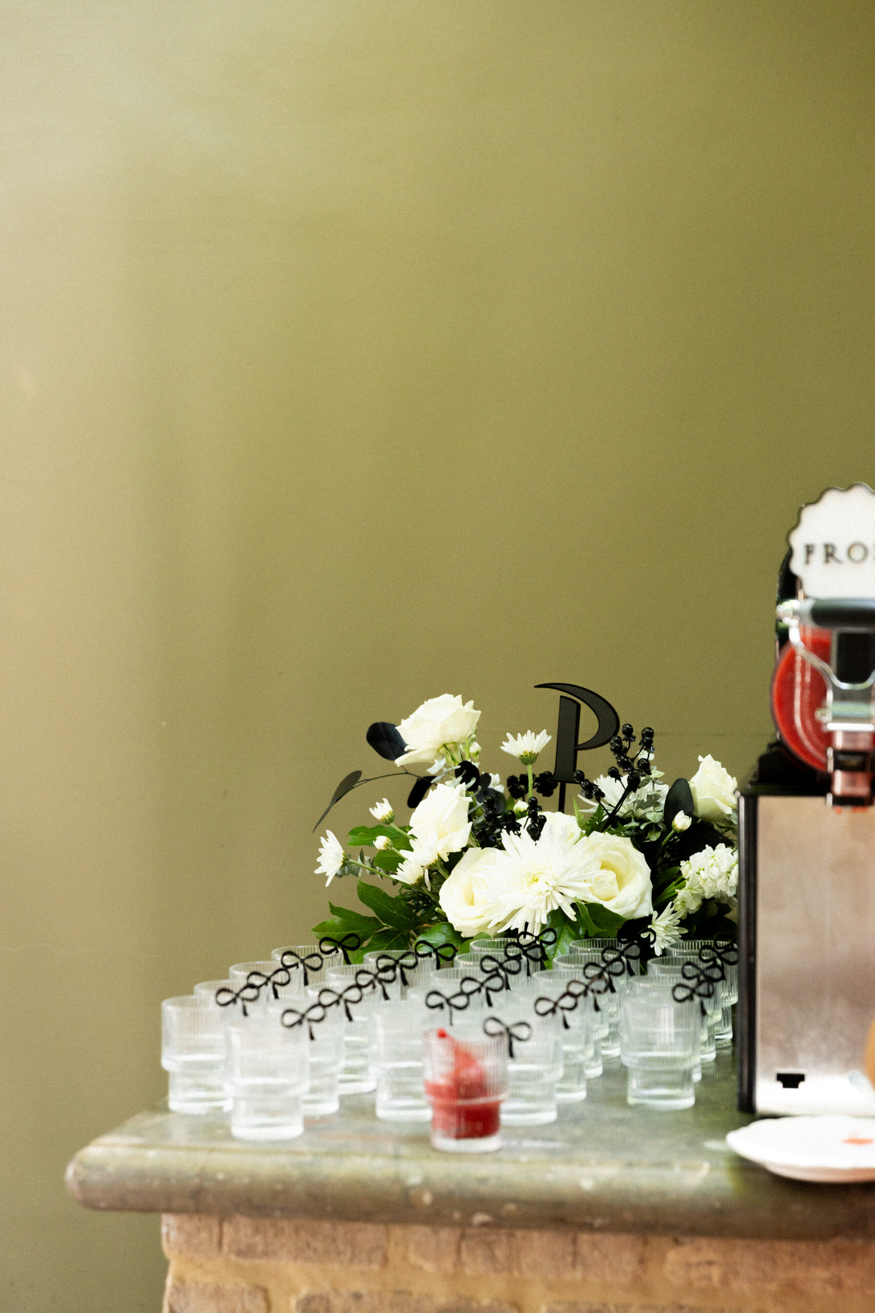 Black and White Bridgerton Inspired Graduation Party | easyylivin.com