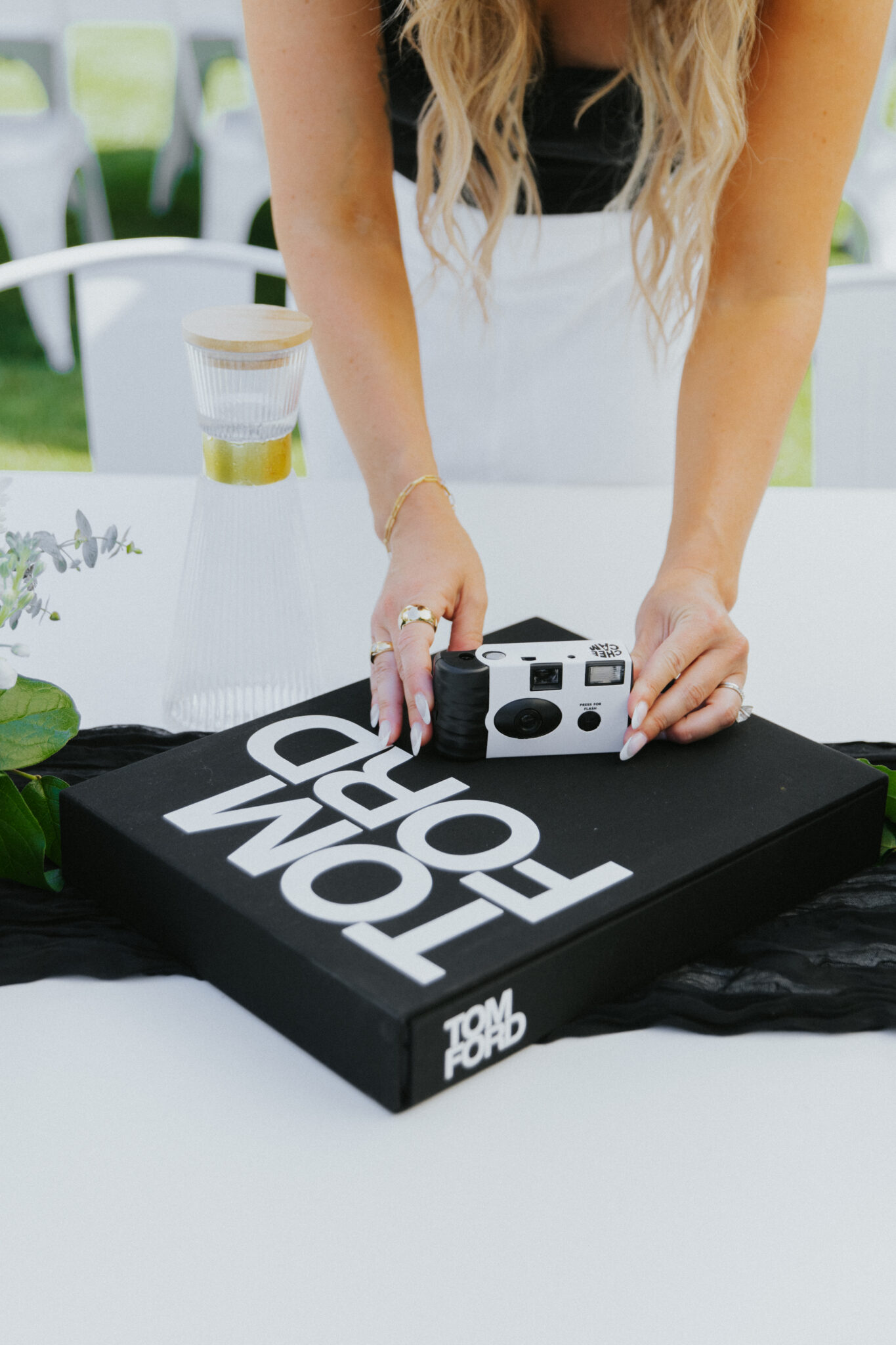 Black and White Bridgerton Inspired Graduation Party | easyylivin.com