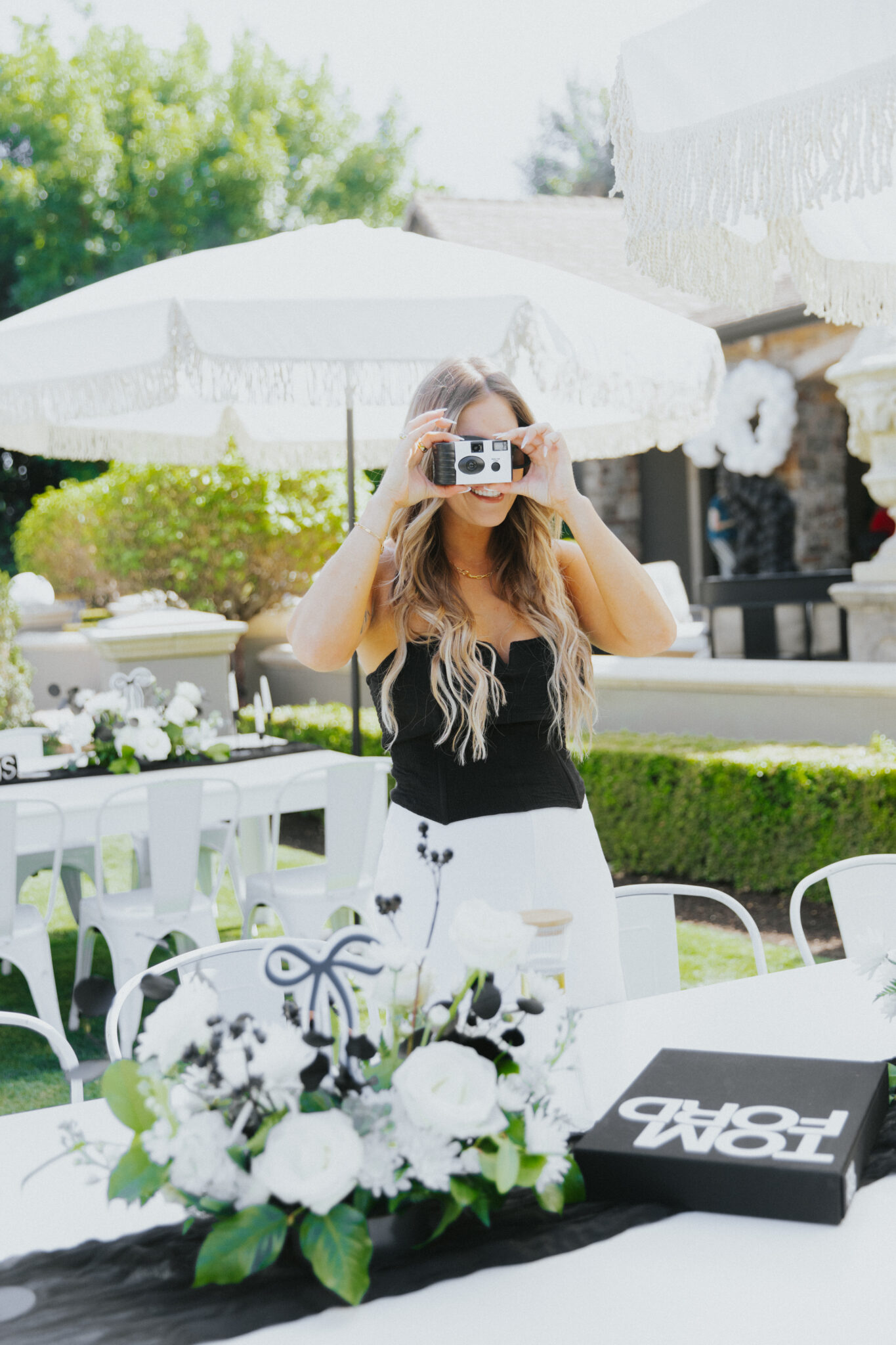Black and White Bridgerton Inspired Graduation Party | easyylivin.com