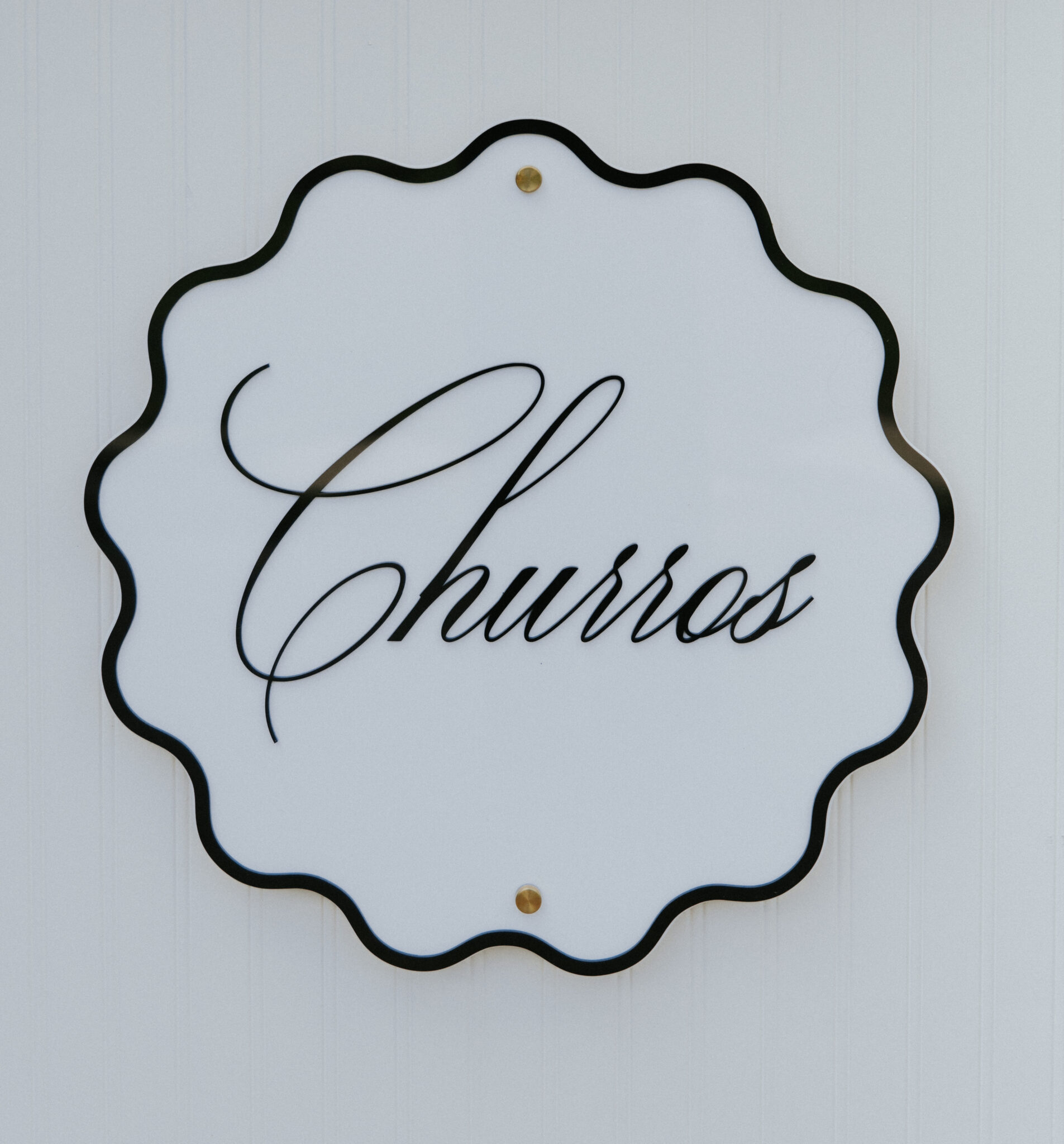 Black and White Bridgerton Inspired Graduation Party | easyylivin.com