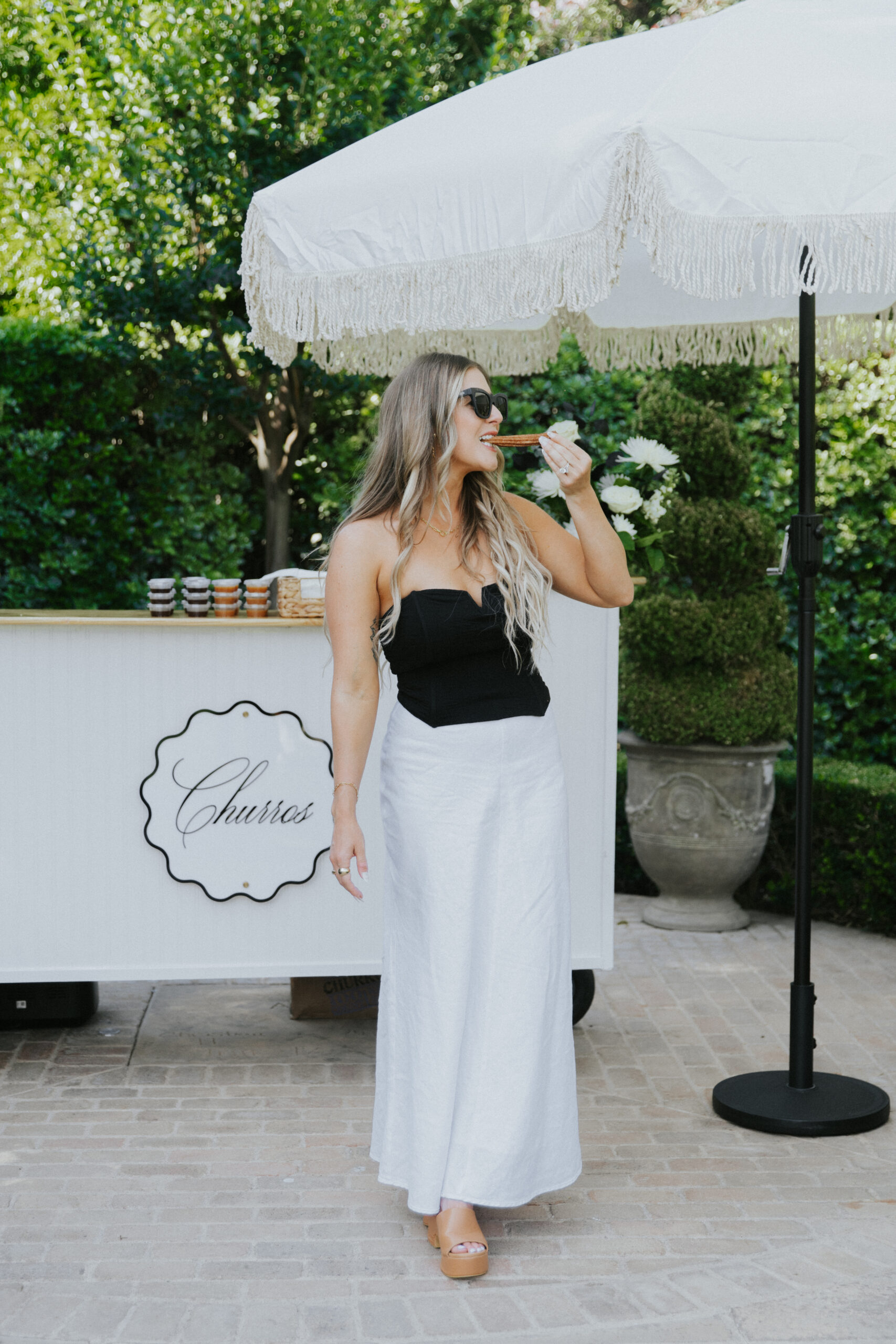 Black and White Bridgerton Inspired Graduation Party | easyylivin.com