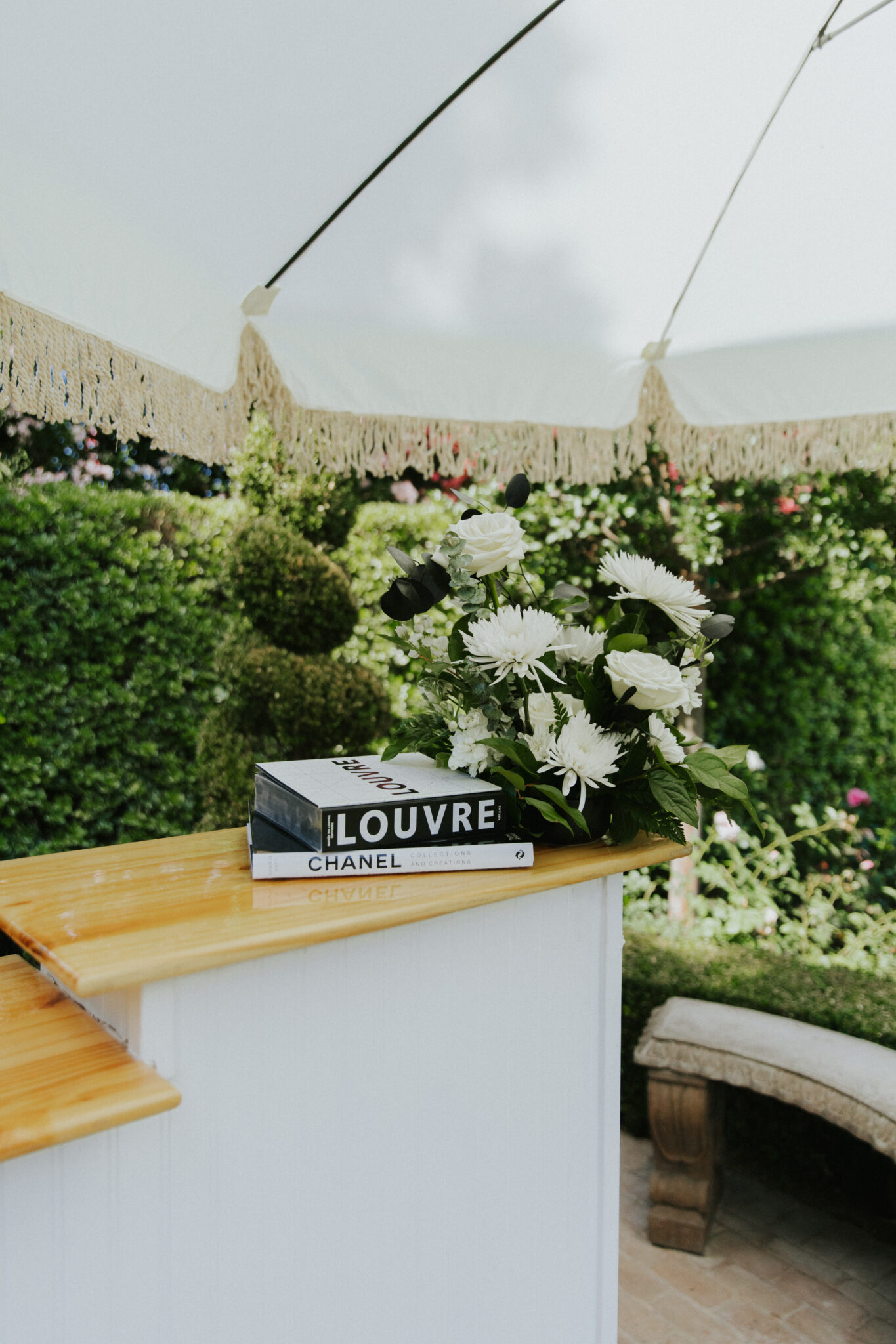 Black and White Bridgerton Inspired Graduation Party | easyylivin.com